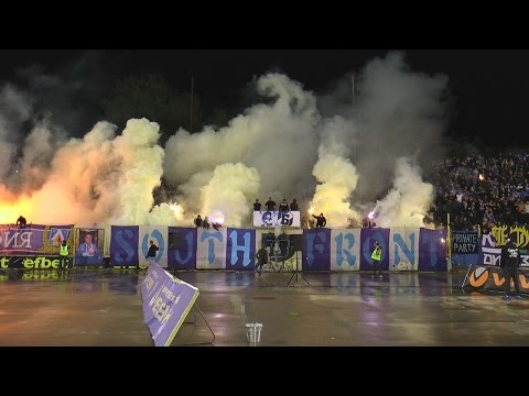 Феновете на Левски изригнаха с димки и факли в Сектор \