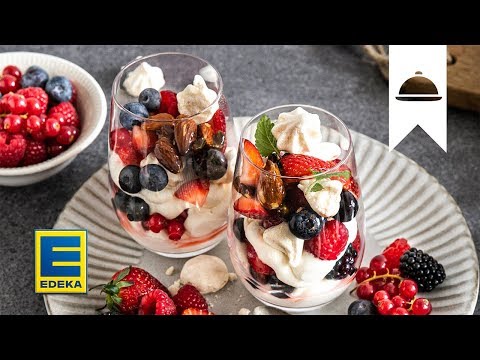 Eton Mess Rezept | Dessert aus Sahne, Baiser, Beeren und Nuss-Krokant | EDEKA