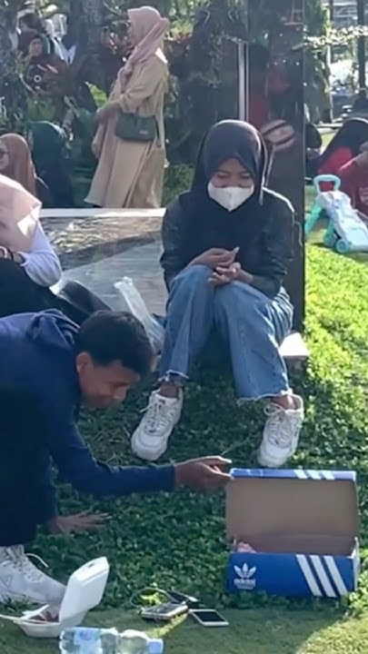 Prank cod cd depan orang #funnyprank #prank #kontenprank #prankbarbar #funny #comedy - YouTube