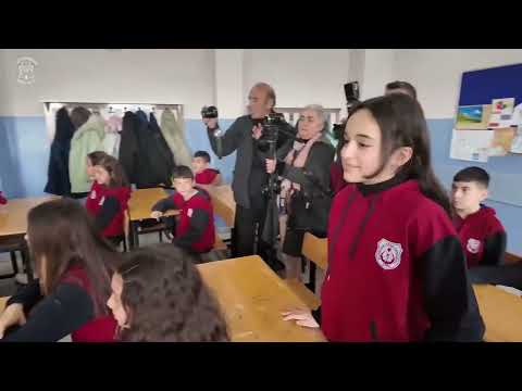 Valimiz Sn. Hamza Aydoğdu, öğrencilerin karnelerini verdi.