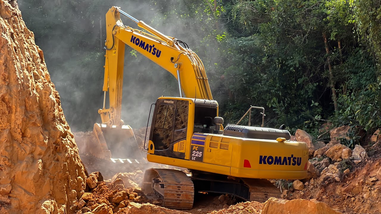 KOMATSU PC225LC ขุดหินลูกรัง บุ้งกี๋1.3 ช่วงล่างใหญ่ ขุดสบายๆไม่กระดก - YouTube