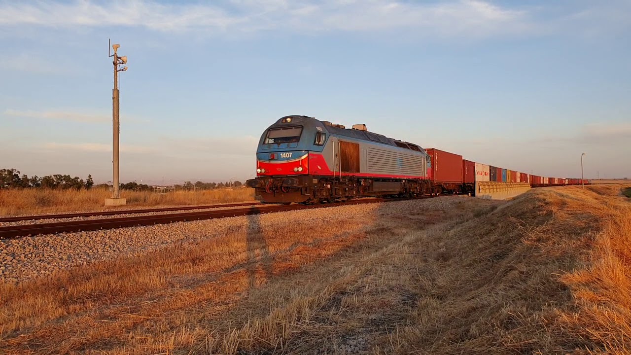 רכבת ייחודית עם קטר יורו4000 בראש ובזנב A unique train with Euro4000 ...