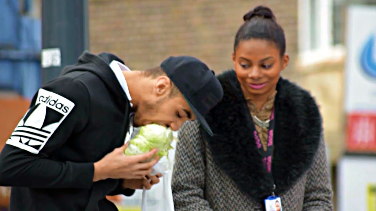 LOUD EATING PRANK IN PUBLIC! - YouTube