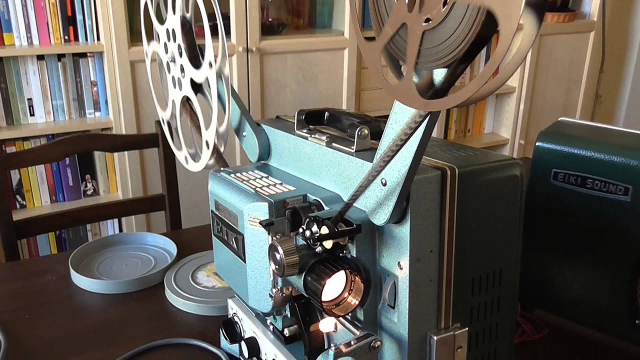 Proiettore 16MM.EIKI RT2 - mentre proietta "Working for Peanuts" - Walt ...
