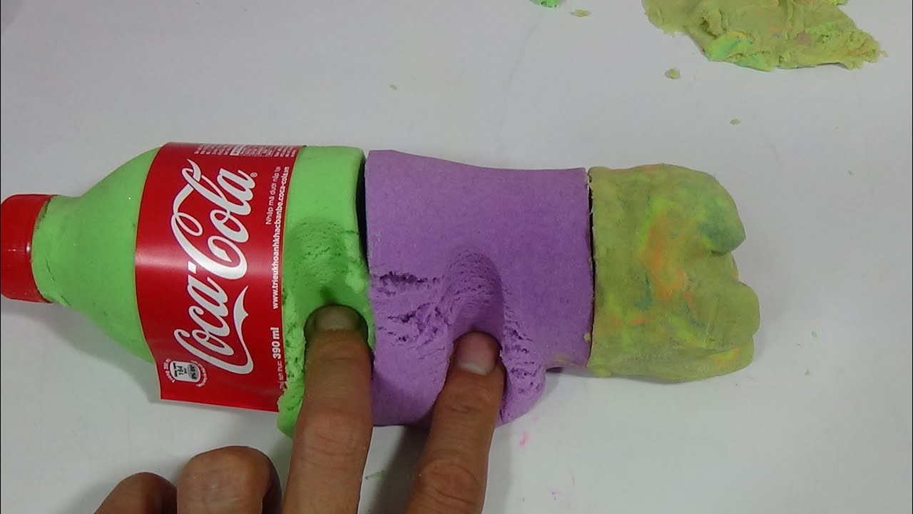 Cắt Chai Coca Cola trong cát Động Lực 3 màu Learn Colors Slime Foam ...
