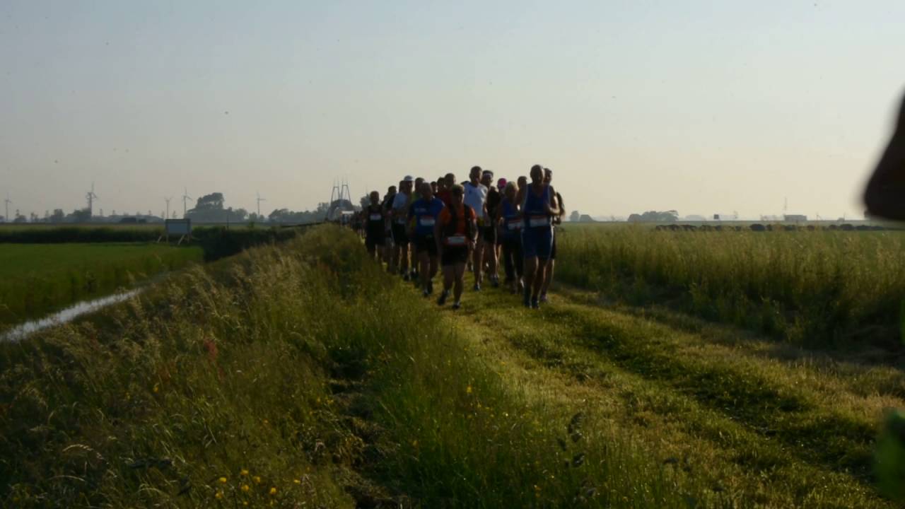 De eerste hardlopers van de Slachtemarathon 2016 - YouTube