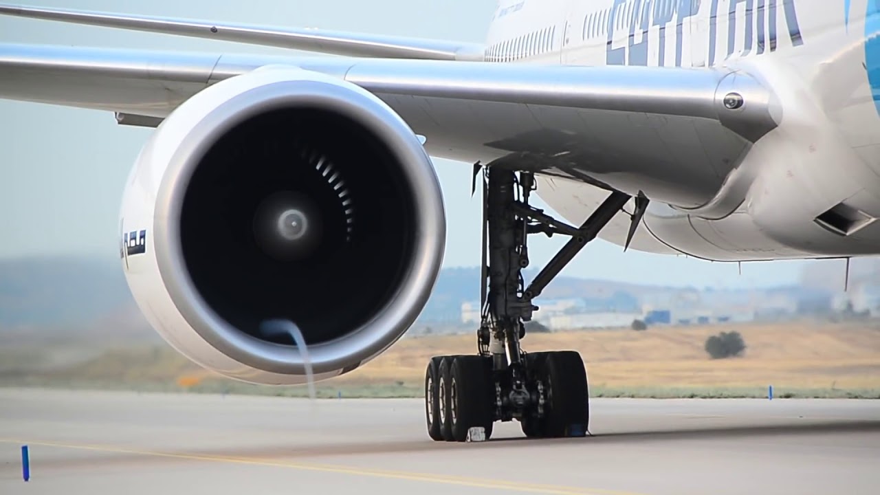 Tornado at a high power of the turbine Boeing 777 - YouTube