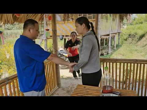 This man deliberately grabbed Vọng's hand, even though she did not consent