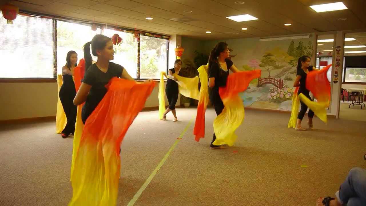 Chinese teen girls fan dance - YouTube