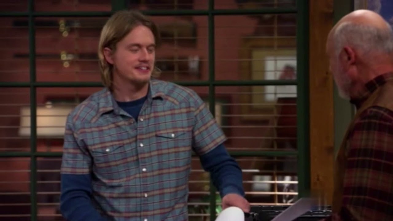 Kyle hiding from Mike- Last Man Standing - YouTube