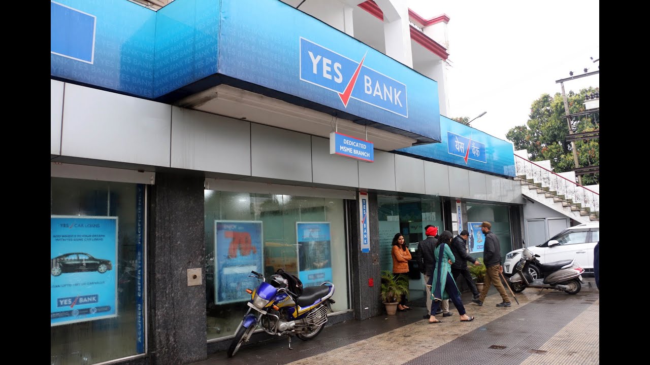 ‘Shocked’ Yes Bank customers queue up at branches to withdraw money ...