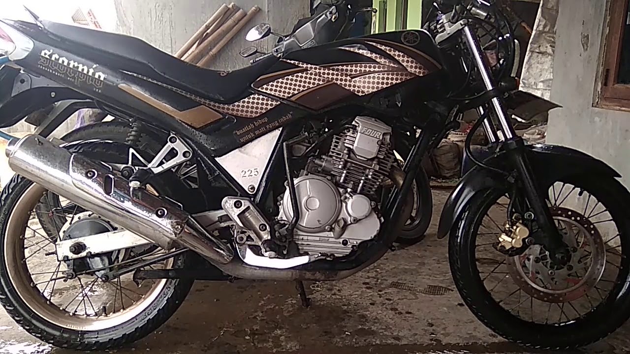 yamaha scorpio bandel terjang banjir di pekalongan .. motor sehat pasti ...