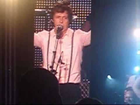 Paul McCartney Being Funny on Hey Jude - YouTube