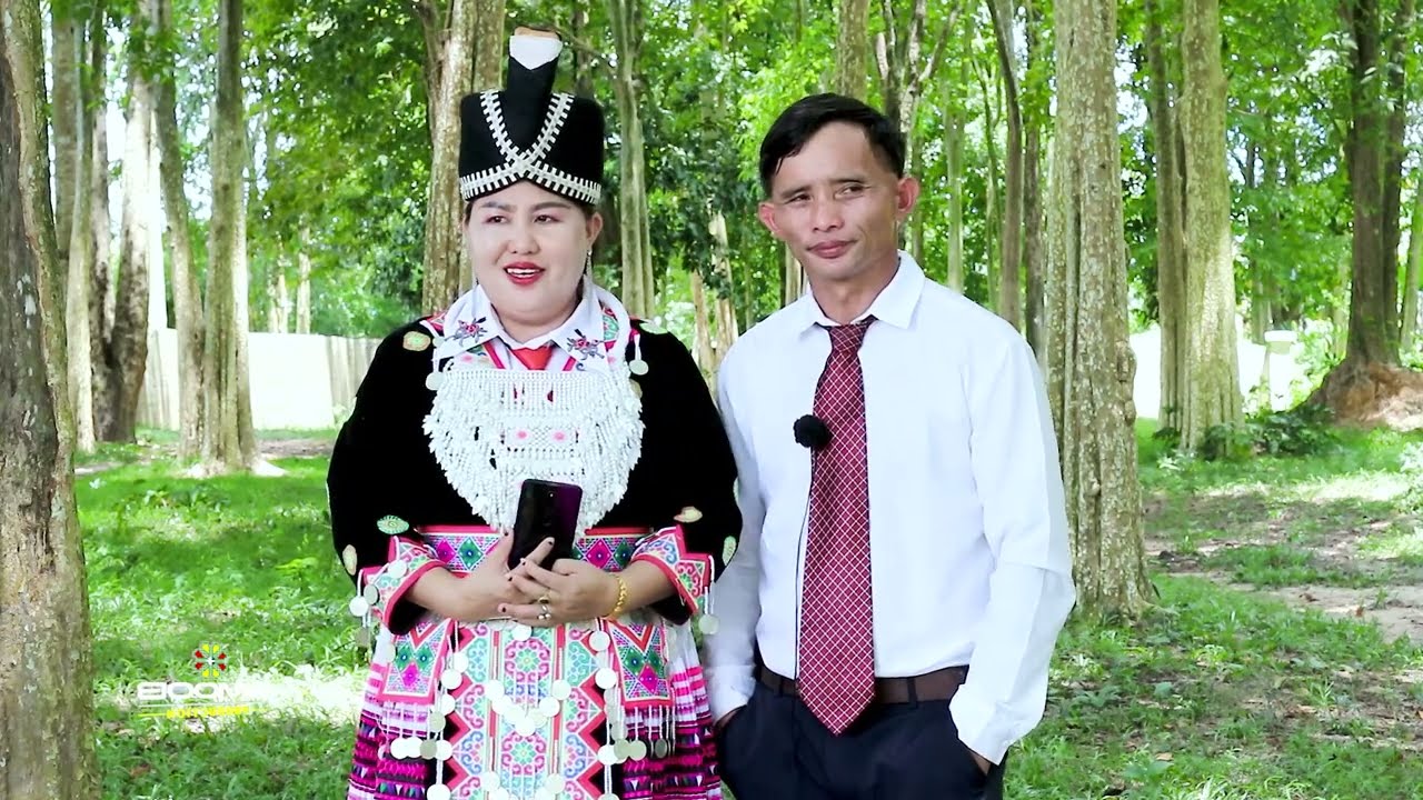 Kwv txhiaj ua nkauj nyob tos koj By Sua Thoj thiab Lis Yaj - YouTube