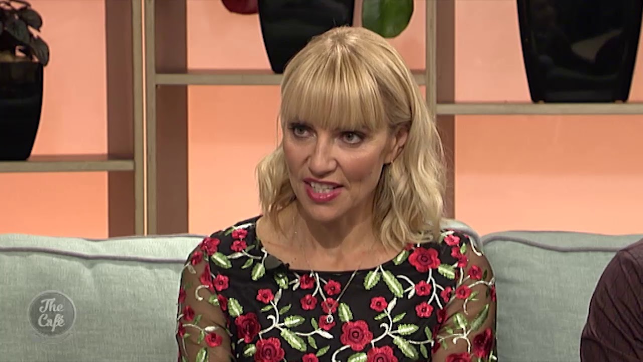 Award-winning country singer Kaylee Bell joins us - YouTube