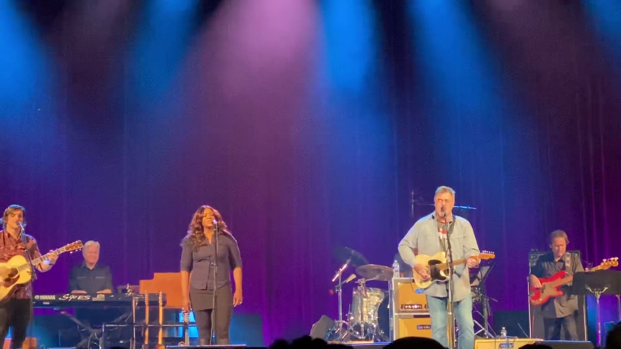 Vince Gill fans spontaneous dance! If you Ever Have Forever in Mind ...