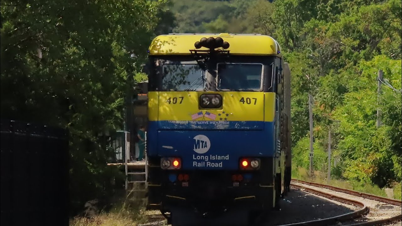 LIRR C3 Cabcar 5009 leads a Jamaica bound train out of Oyster Bay Yard ...