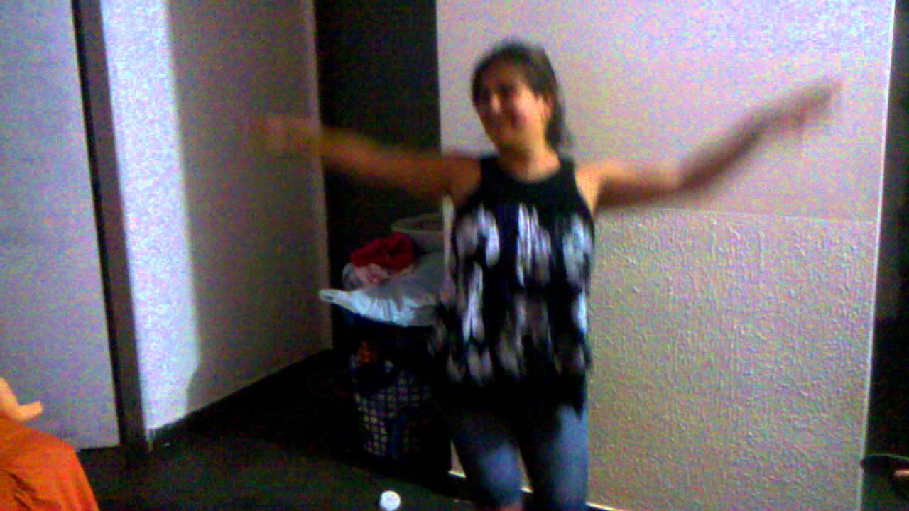 aline dançando michael jackson (triller) - YouTube