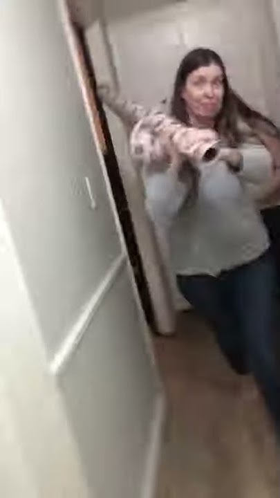 Mom Freak Out 1 Mom Hits Sister With Wrapping Paper Roll Because She