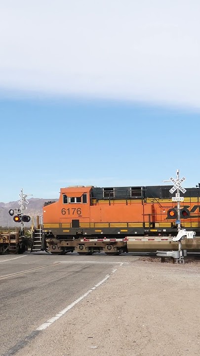 RAILFANNING SHORTS BNSF 7003 EB MP 733 NEEDLES SUB 11-10-2023 #train #railfaning #bnsftrains ...