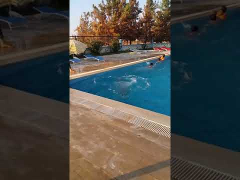 Yürüyen Ayaklar  Havuzda 😁😀😂