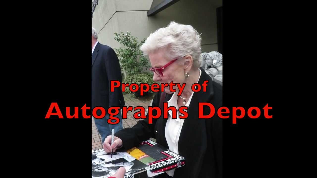 Patty Duke signing autographs in Seattle - YouTube