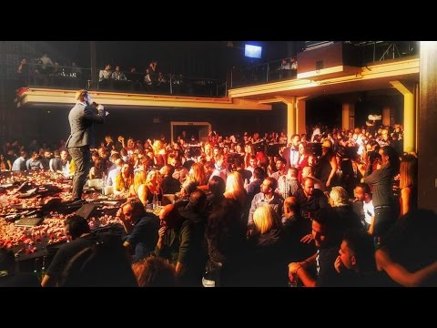 Χρηστος Χολιδης στο Voice live Stage αυτος ειναι λουλουδοπολεμος "Ελεγα ...