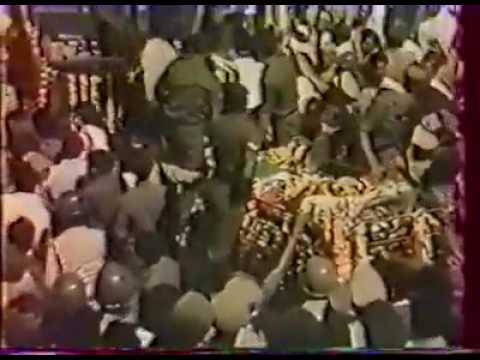 Jayalalitha fall down while MGR funeral - YouTube