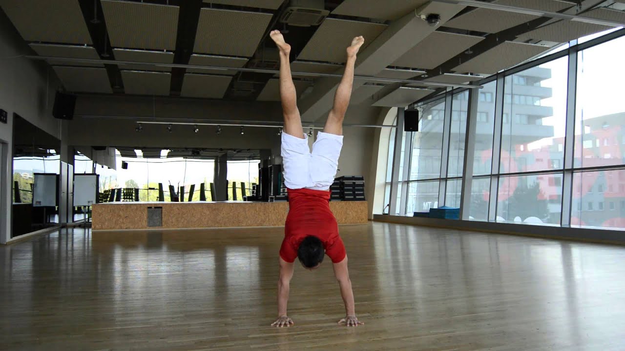 Chôdza v stojke na rukách - YouTube