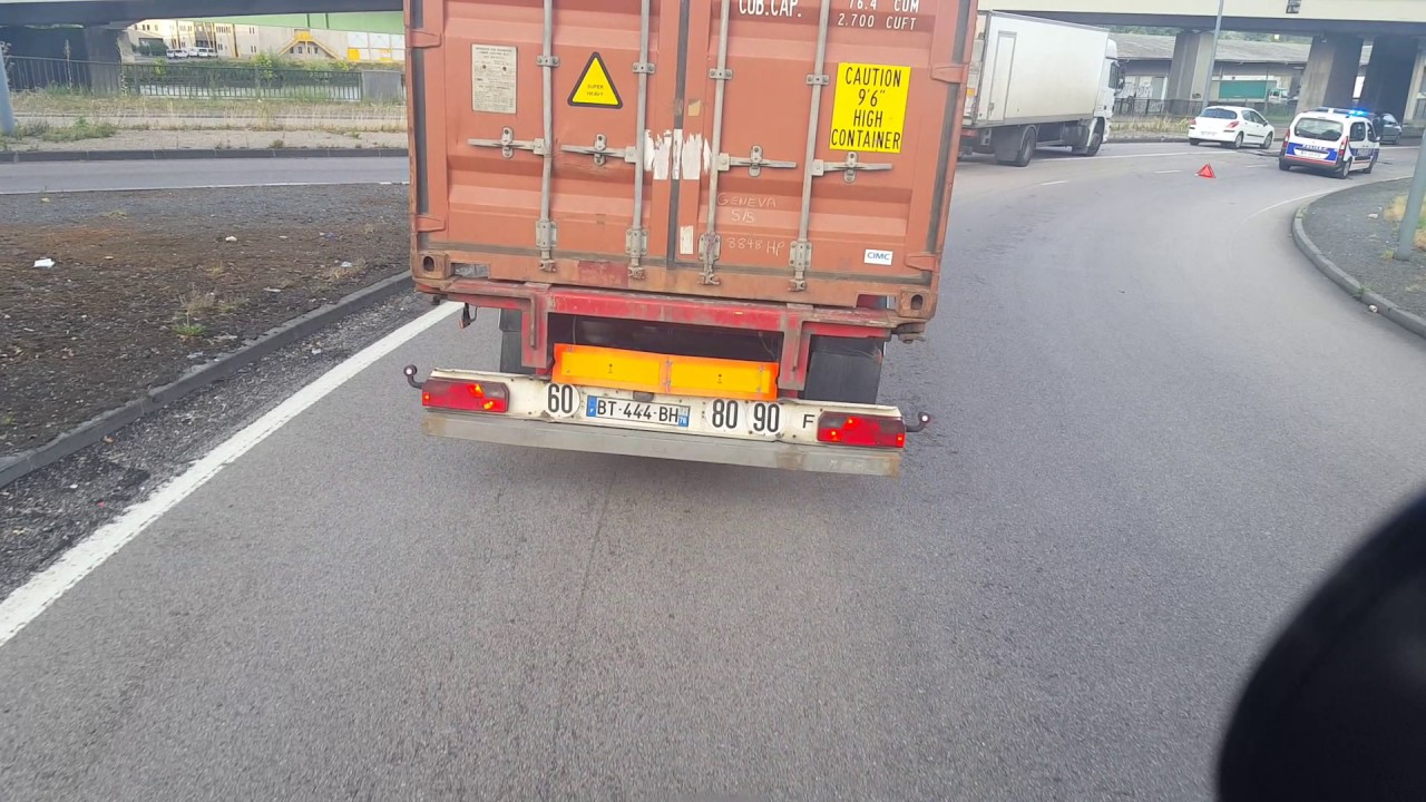 Perte marchandises pont Mathilde - YouTube