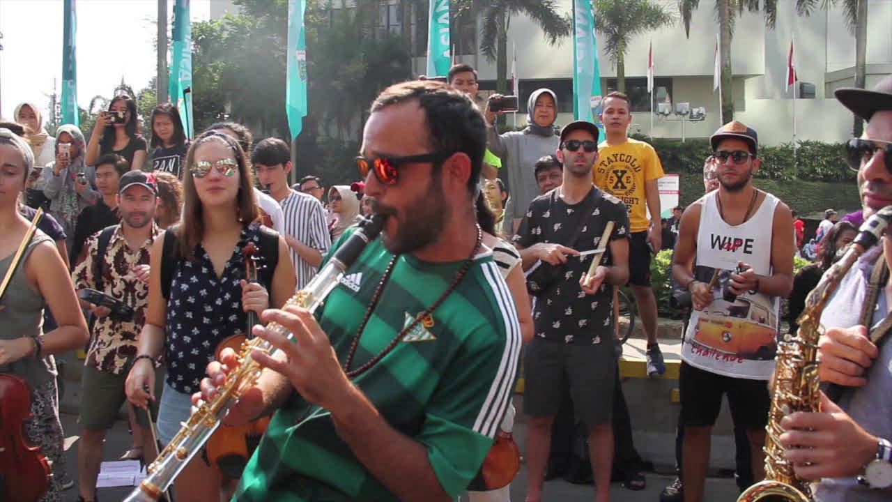 RIAU RHYTHM & OCAS VINCULOS SPAIN - FLASH MOB SATELLITE OF ZAPIN ...