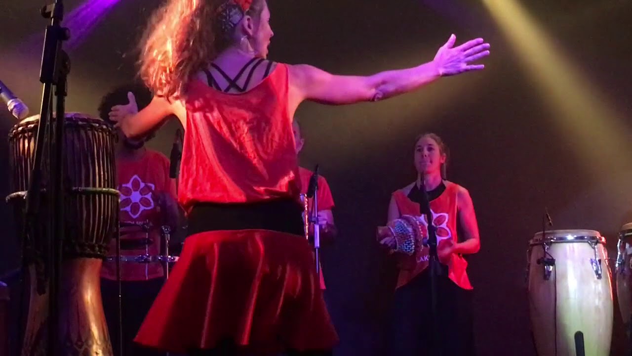 LaKolmena featuring Miki Santamaría, dirección Sol Homar - YouTube