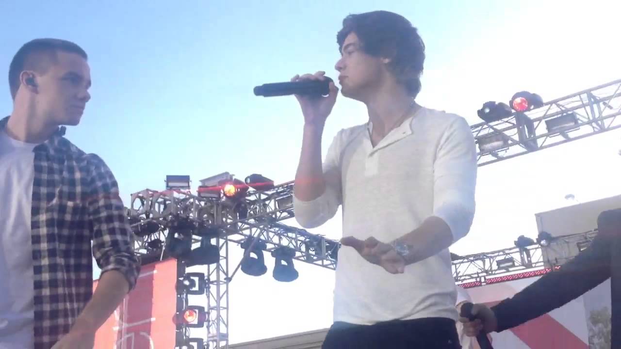 One direction- What Makes You Beautiful at Ellen - YouTube