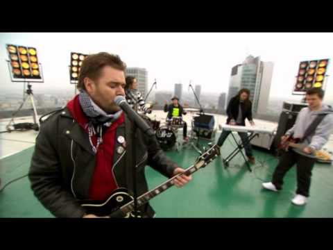 Tomasz Karolak Zabiorę cię (serial 39 i pół) -- logo kampanii „Muzyka Przeciwko Rasizmowi\