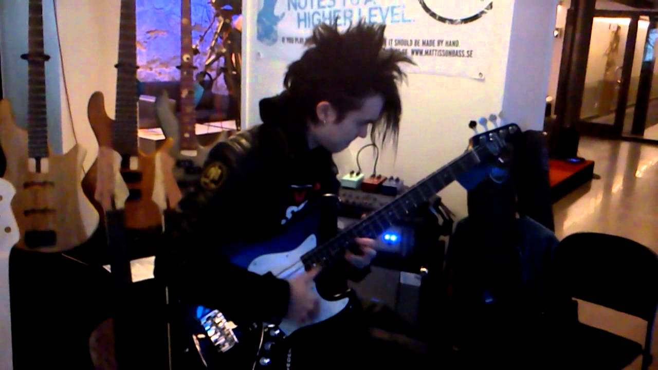 Henrik Linder (from dirty loops) on a Mattisson Series III 5 string ...