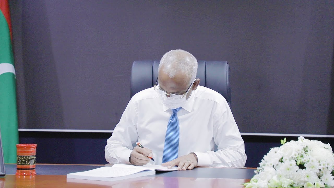 President signs book of condolences for the late Mohamed Rasheed ...