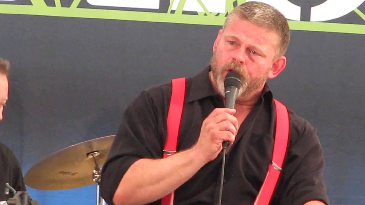 Stig Rossen synger John Mogensen sangen "Karl og Ann-Cathrin". - YouTube