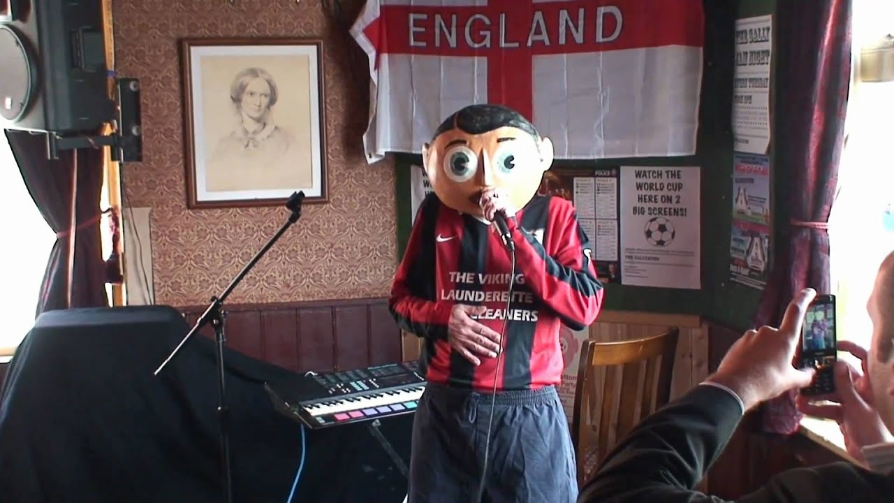Frank Sidebottom sings 'Three Shirts On My Line' at The Salutation Pub ...