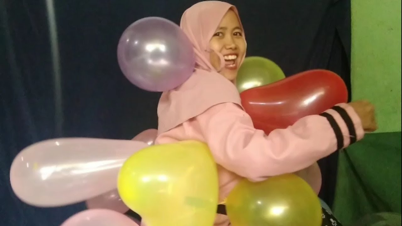 Tantangan tiup balon banyak sampai balonnya di ikat di badan seru - YouTube