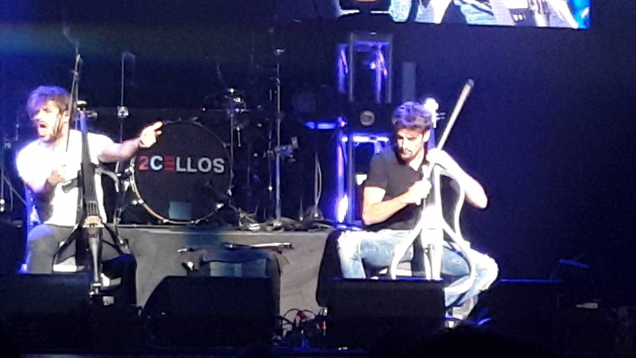 2 Cellos Smooth Criminal - YouTube