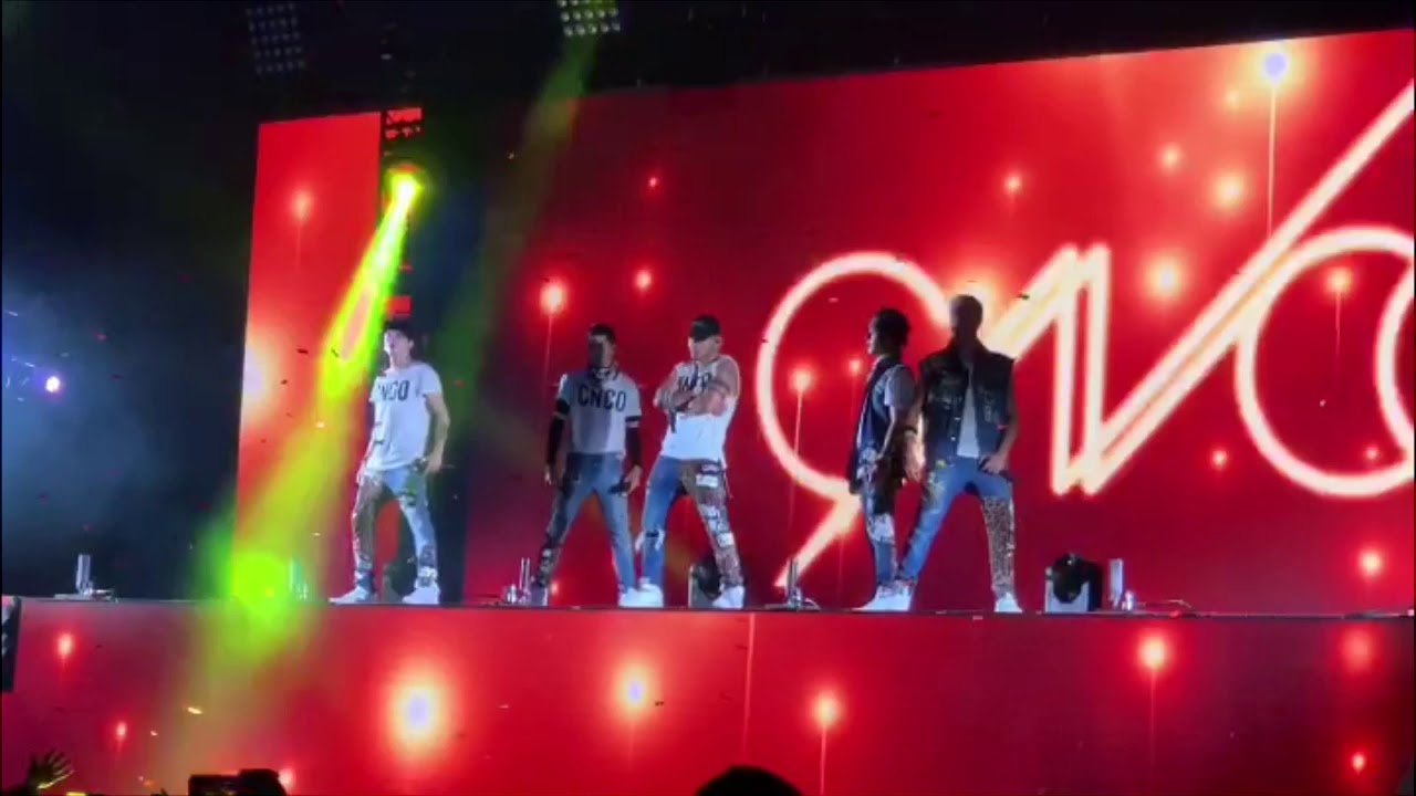 Se vuelve Loca -CNCO live LA - YouTube