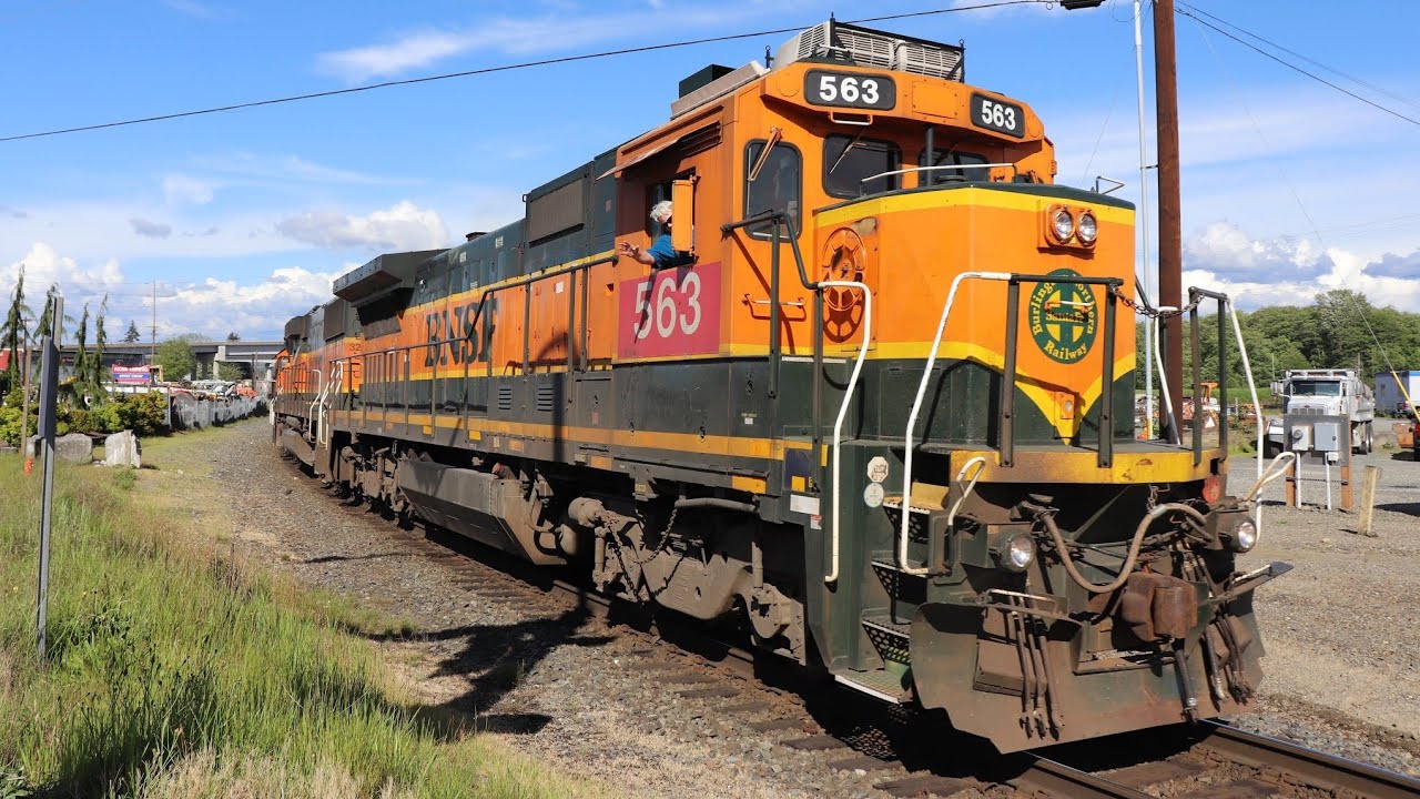 Railfanning Short: SB EVELVJ at Everett, WA ft. BNSF 563 and RS3L Horn! - YouTube