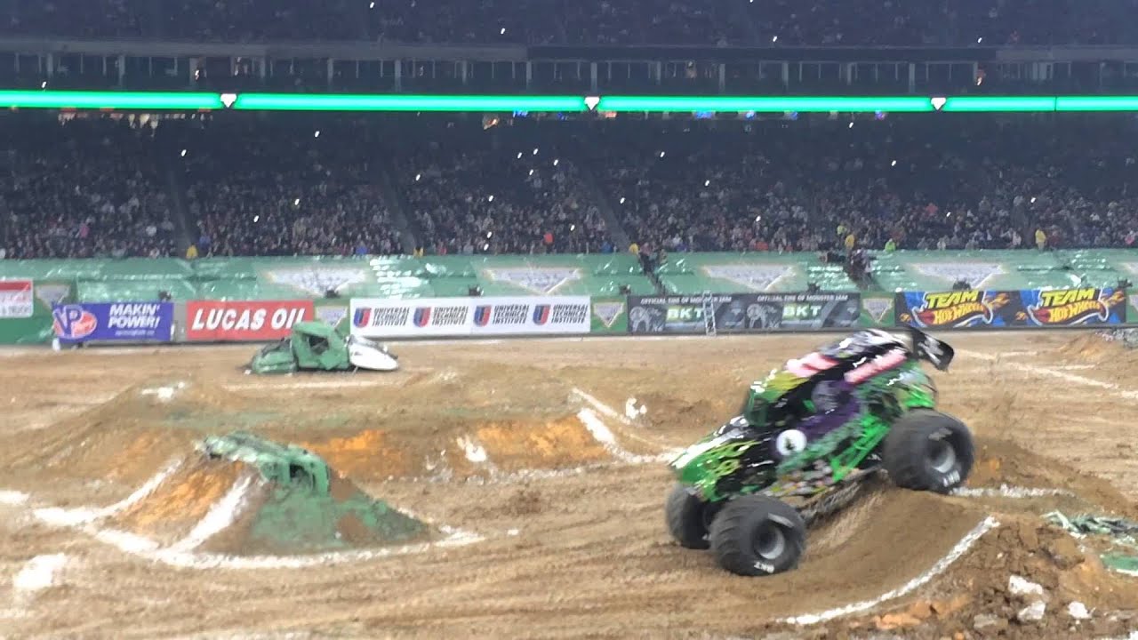 Gravedigger 2015 monster jam jan.3 freestyle Houston NRG stadium - YouTube
