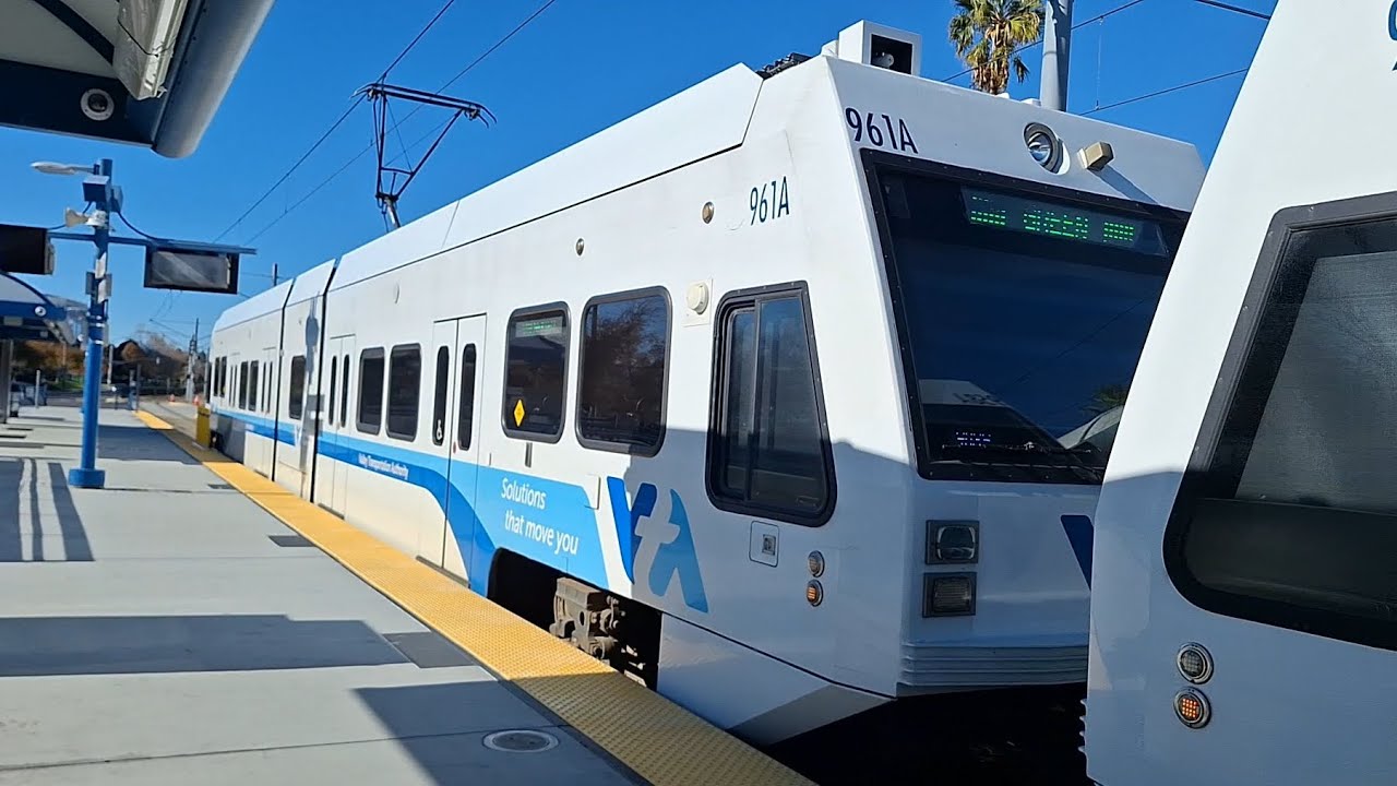 Santa Clara VTA: 2001 Kinkisharyo Low Floor LRV #961 on Green Line to ...