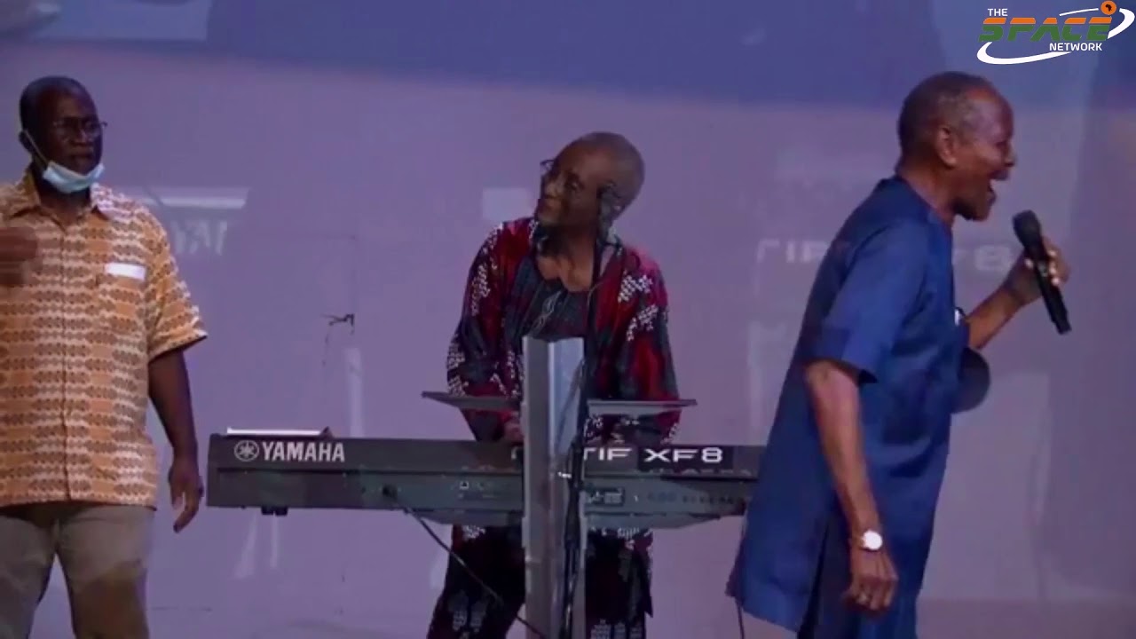 Jimi Solanke performing Barenijoye at The Wole Soyinka Theater ...