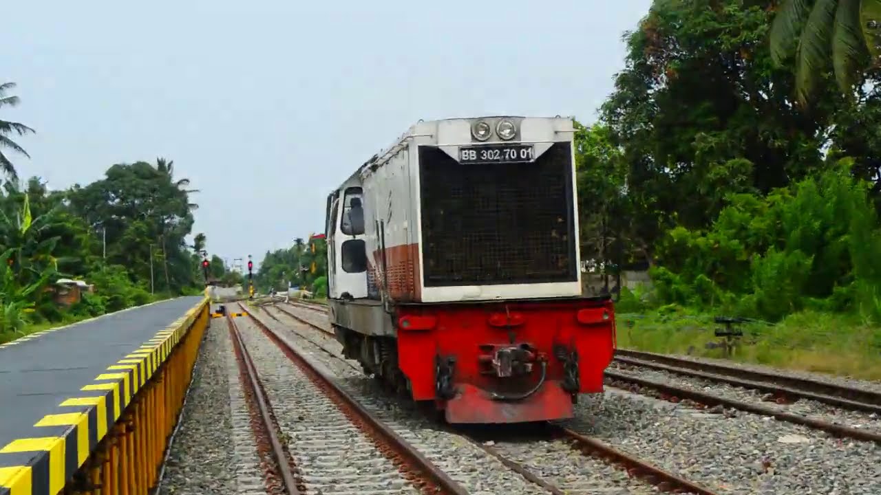 Lokomotif Endemik BB 302 01 main-main ke Stasiun Timbang Langkat - YouTube