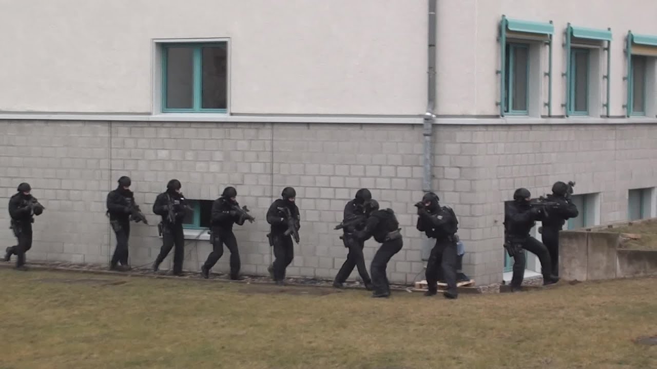 Neue BFE+ - Einsatzvorführung - Antiterroreinsatz in Blumberg + O-Ton ...