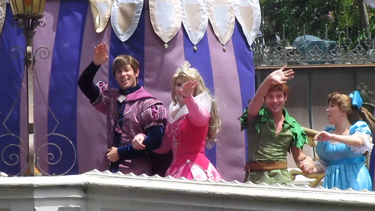 Disney Princess' Waving! - YouTube