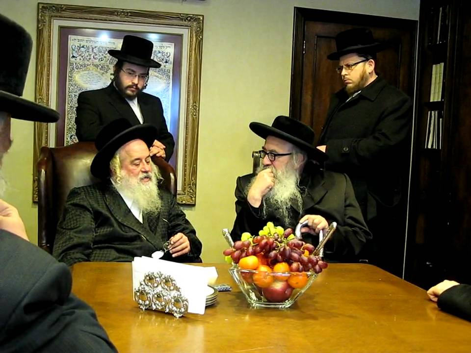 Parsiuv rav visiting Munkatcher Rebbe Part 1 - YouTube