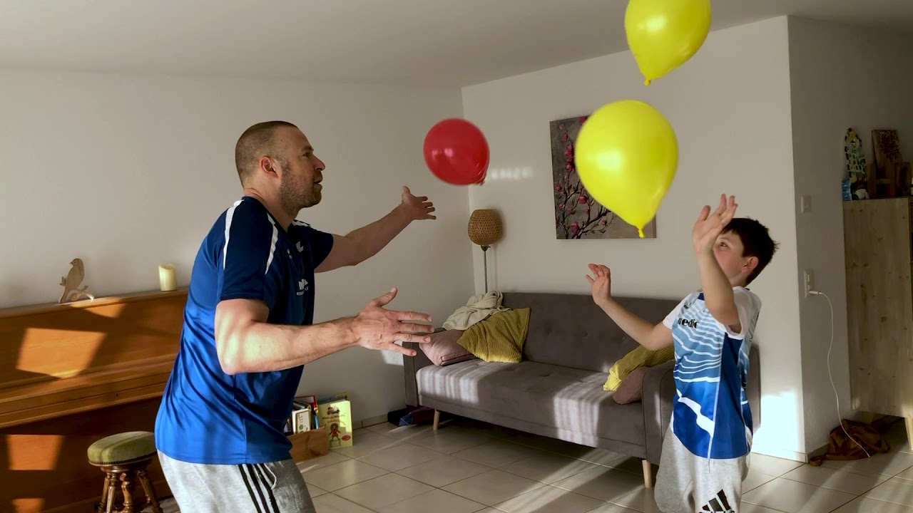 Spielen | Abspielen | Drei Luftballons jonglieren im 2er Team - YouTube